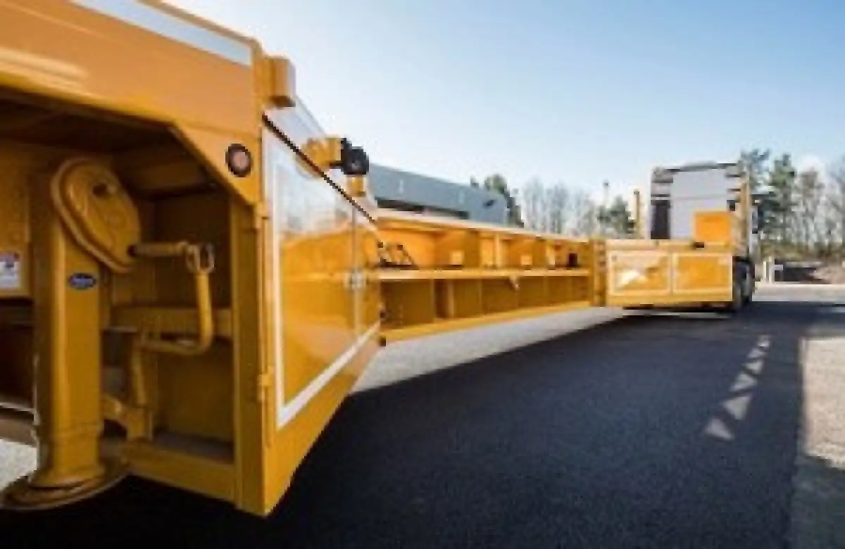 Huge Lorries Form Mobile Crash Barriers at Roadworks | Regit