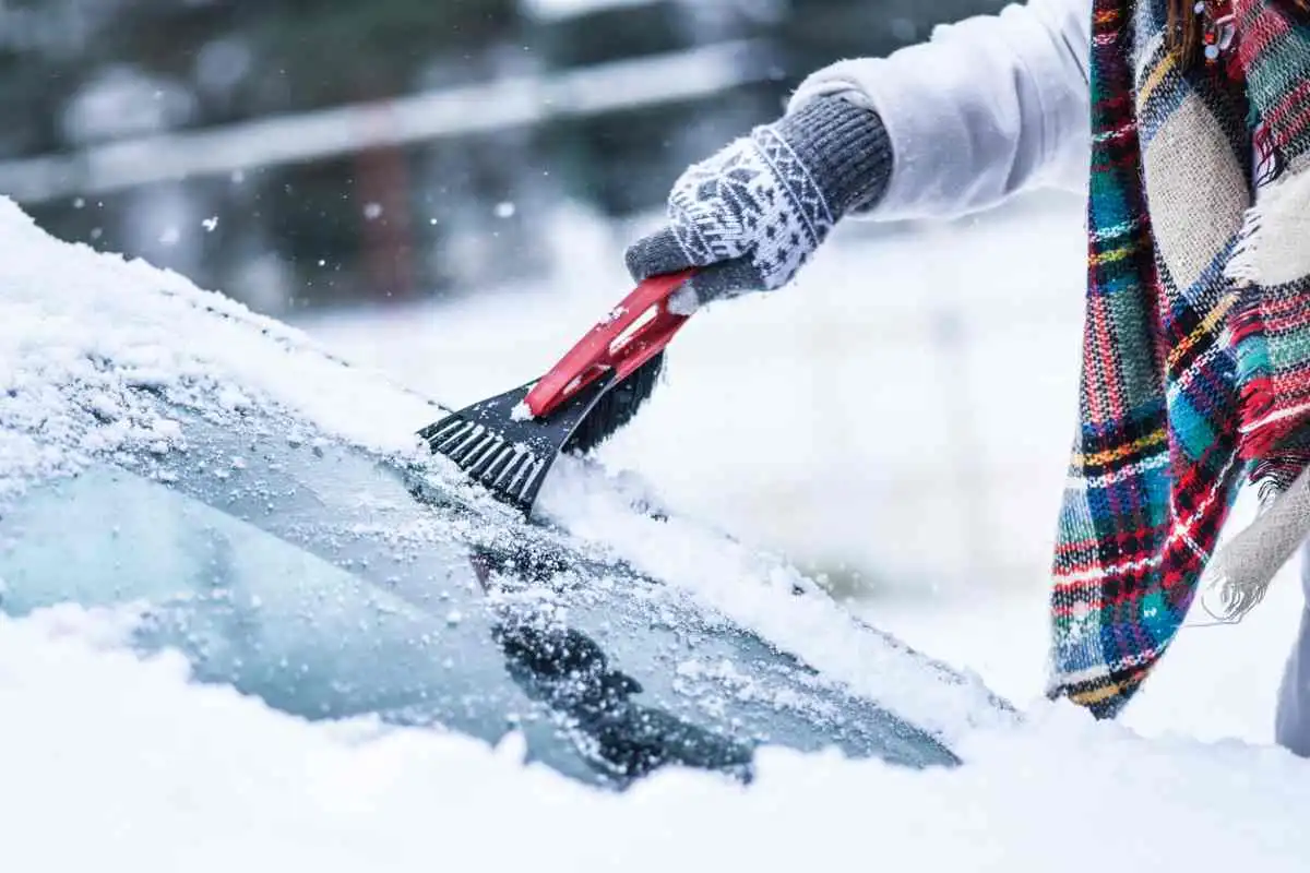 Tips to de-ice car windows quickly: save time and hassle | Regit