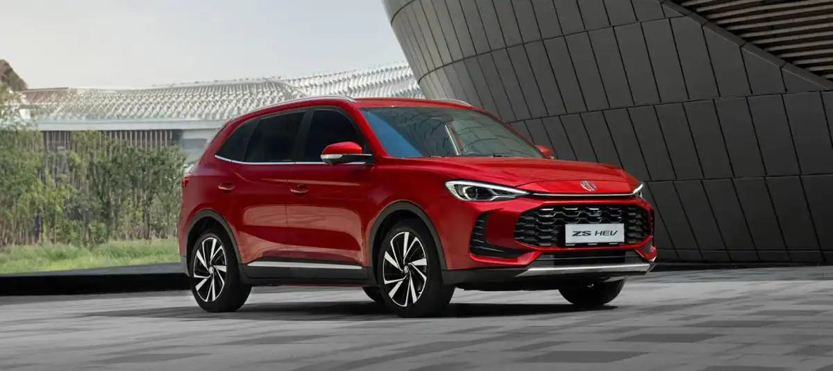 Chloe Meadows and Lucy-Jo Hudson take the MG ZS Hybrid+ for a spin ...