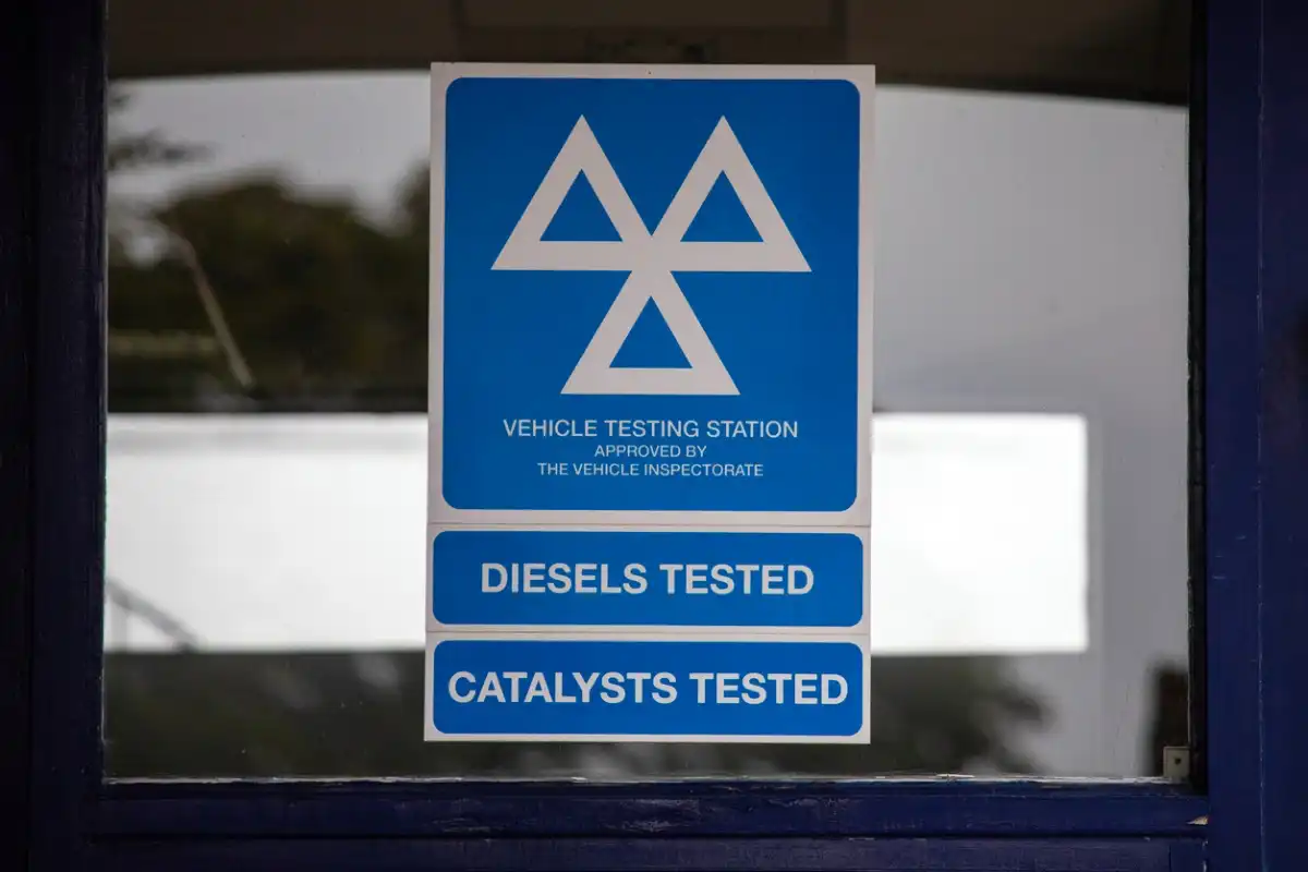 UK drivers risk instant MOT failure due to common - and avoidable ...