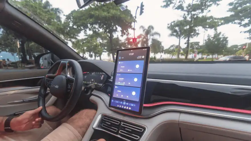 Drivers want buttons back as touchscreen frustration rises | Regit